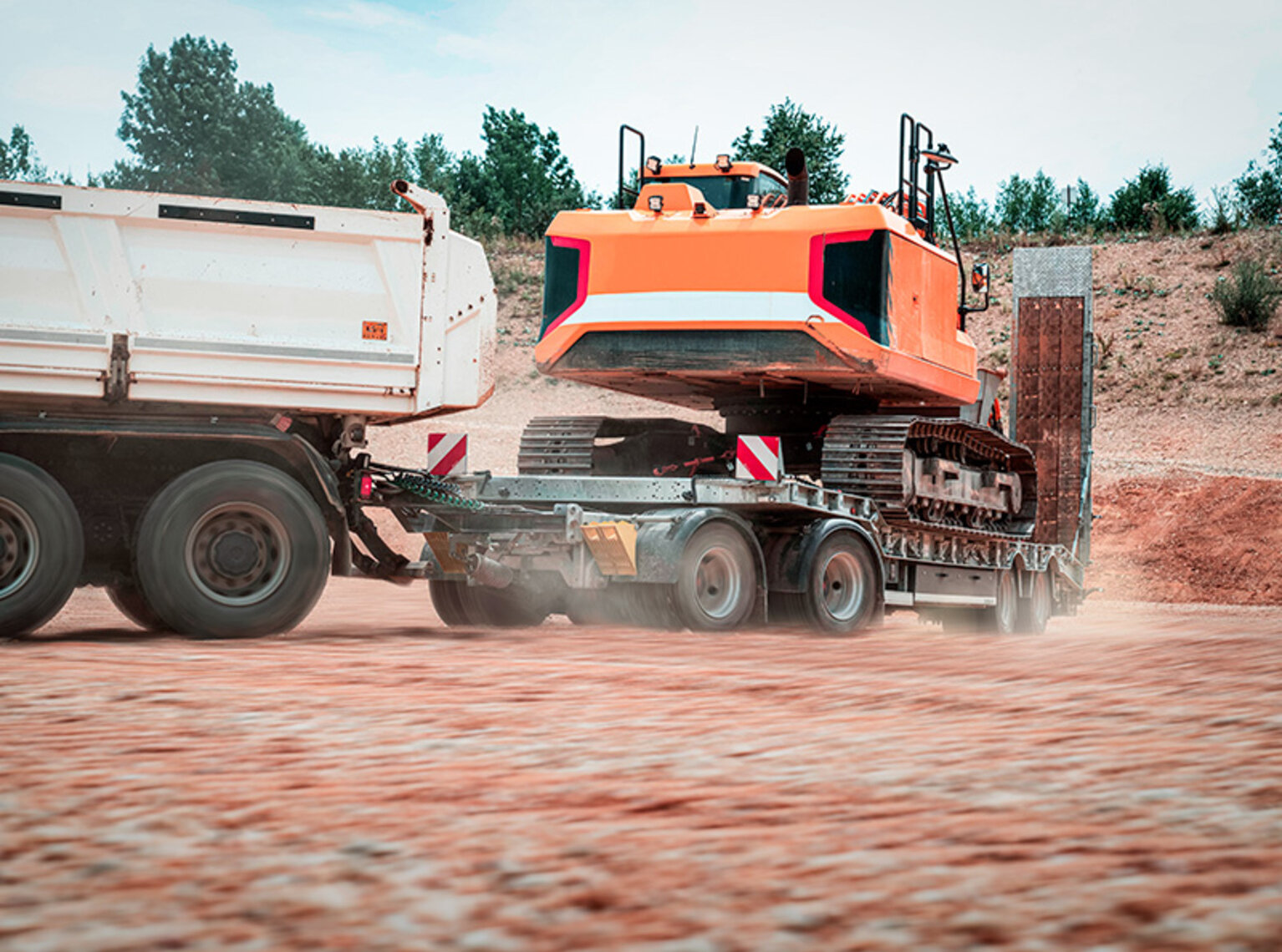 Humbaur | Tieflader mit Extras für Baumaschinen- und Containertransport